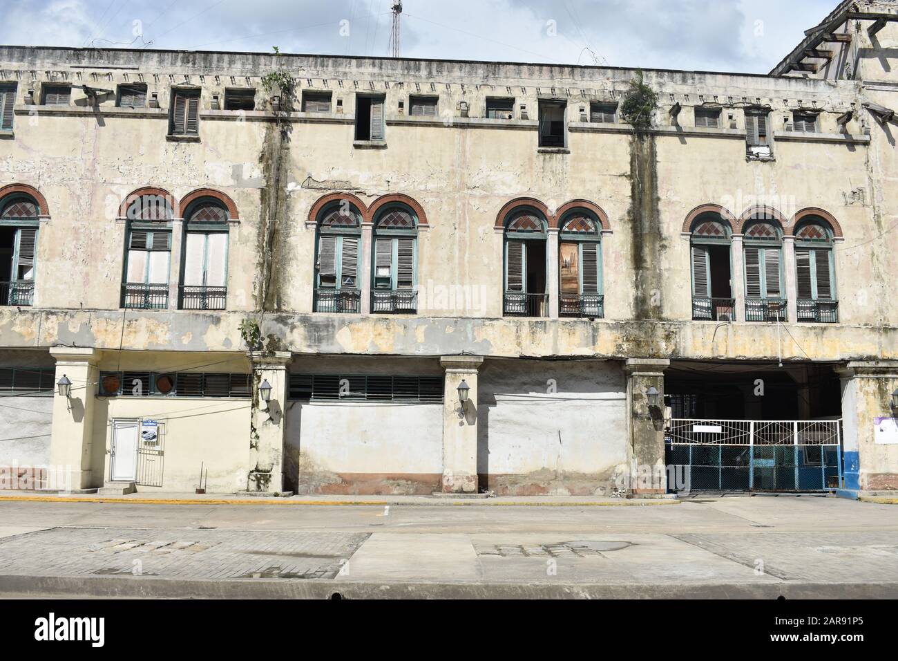 Falling apart building hi-res stock photography and images - Alamy