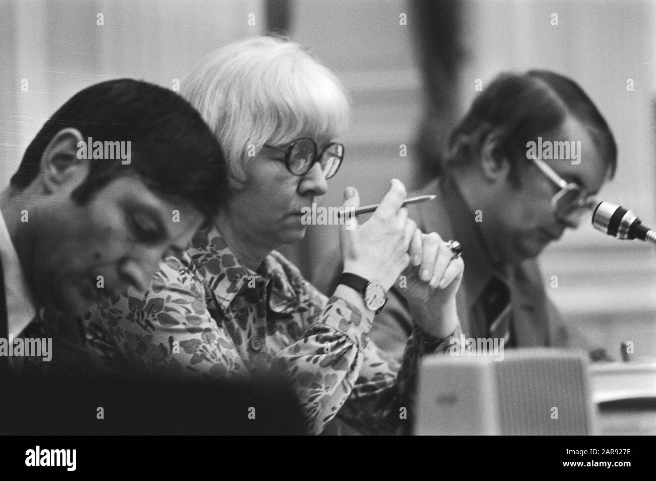 Second Chamber, drug policy; minister Vorrink, Van Agt en Mager Date ...