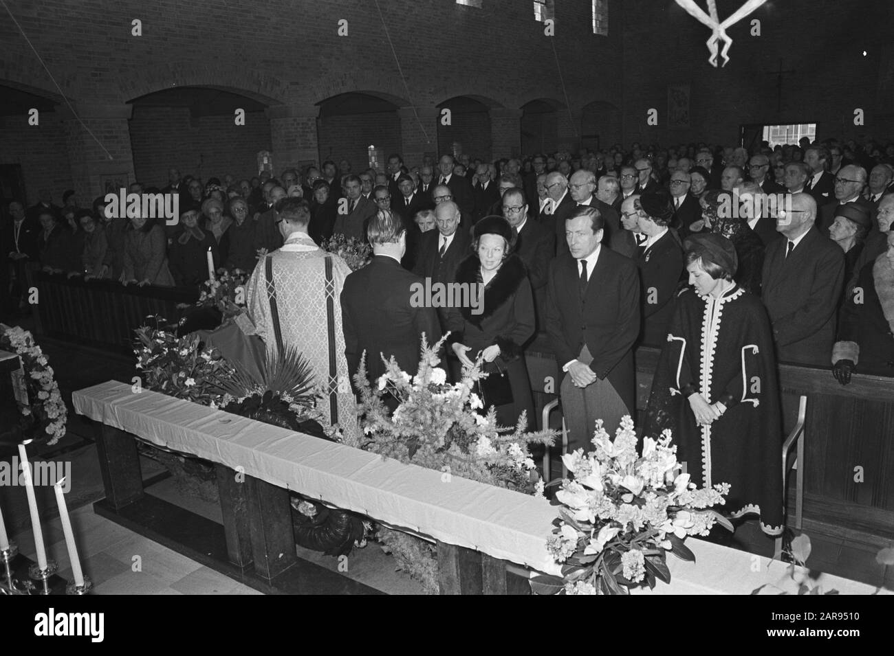 Funeral service for Dr. Beel in Doorn; prominent figures Princess ...