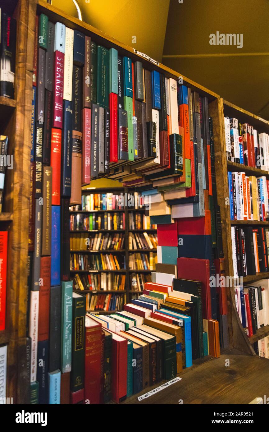 Book stack sculpture hi-res stock photography and images - Alamy