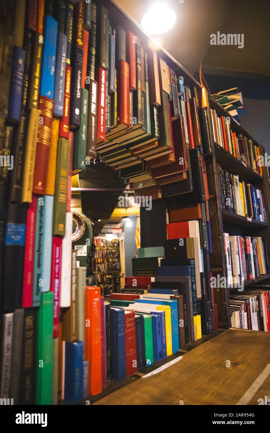 Book stack sculpture hi-res stock photography and images - Alamy