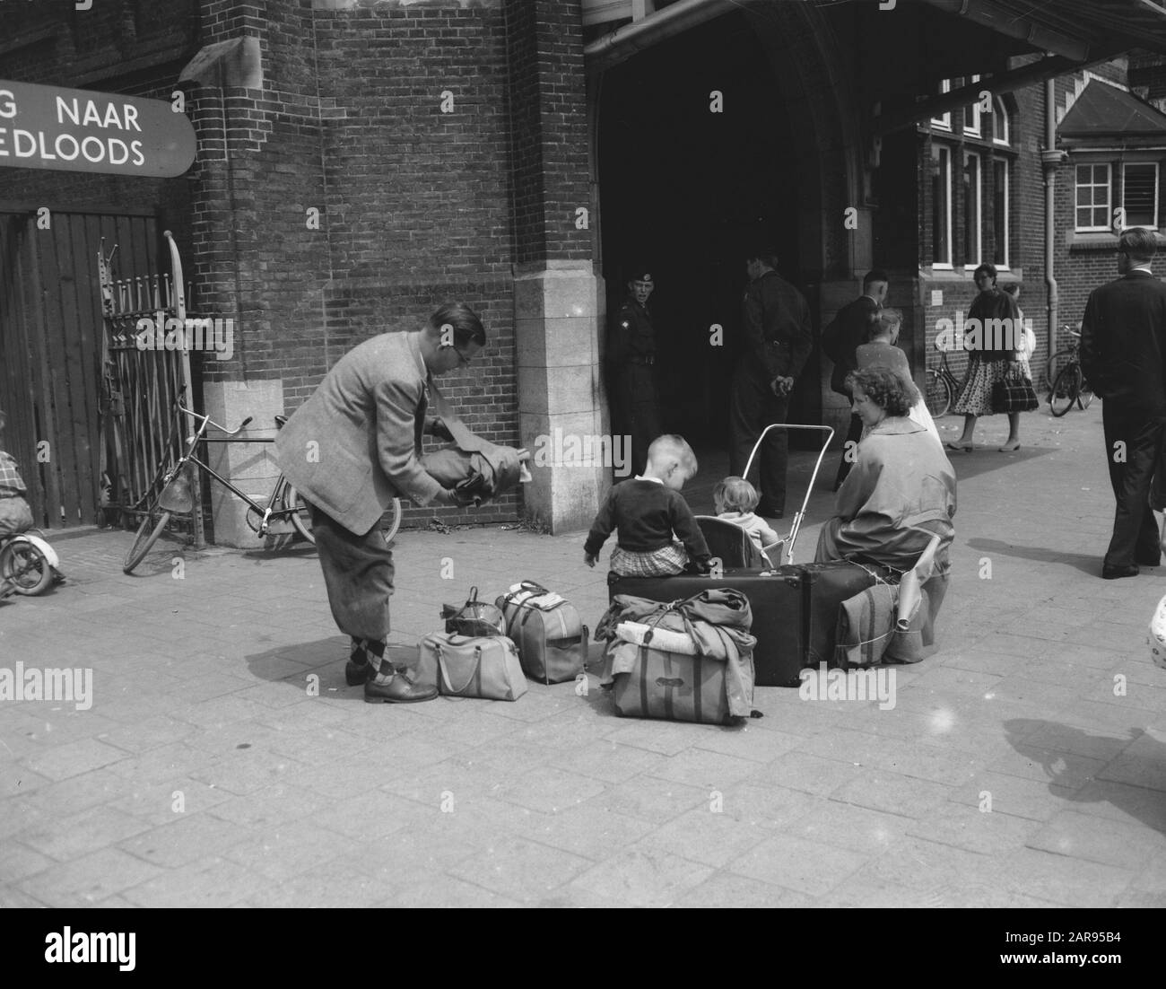 Holiday, packed in front of the station Date: July 10, 1958 Keywords ...