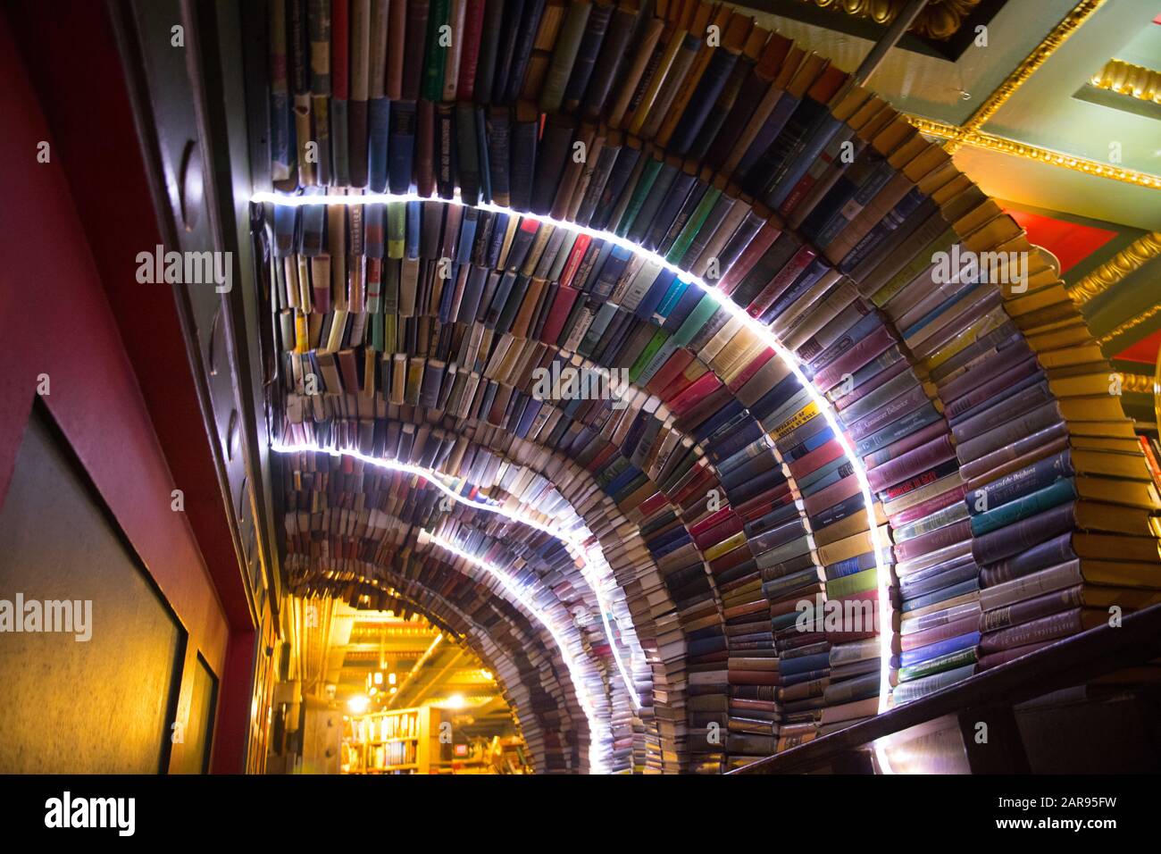 Sculpture made of books hi-res stock photography and images - Alamy