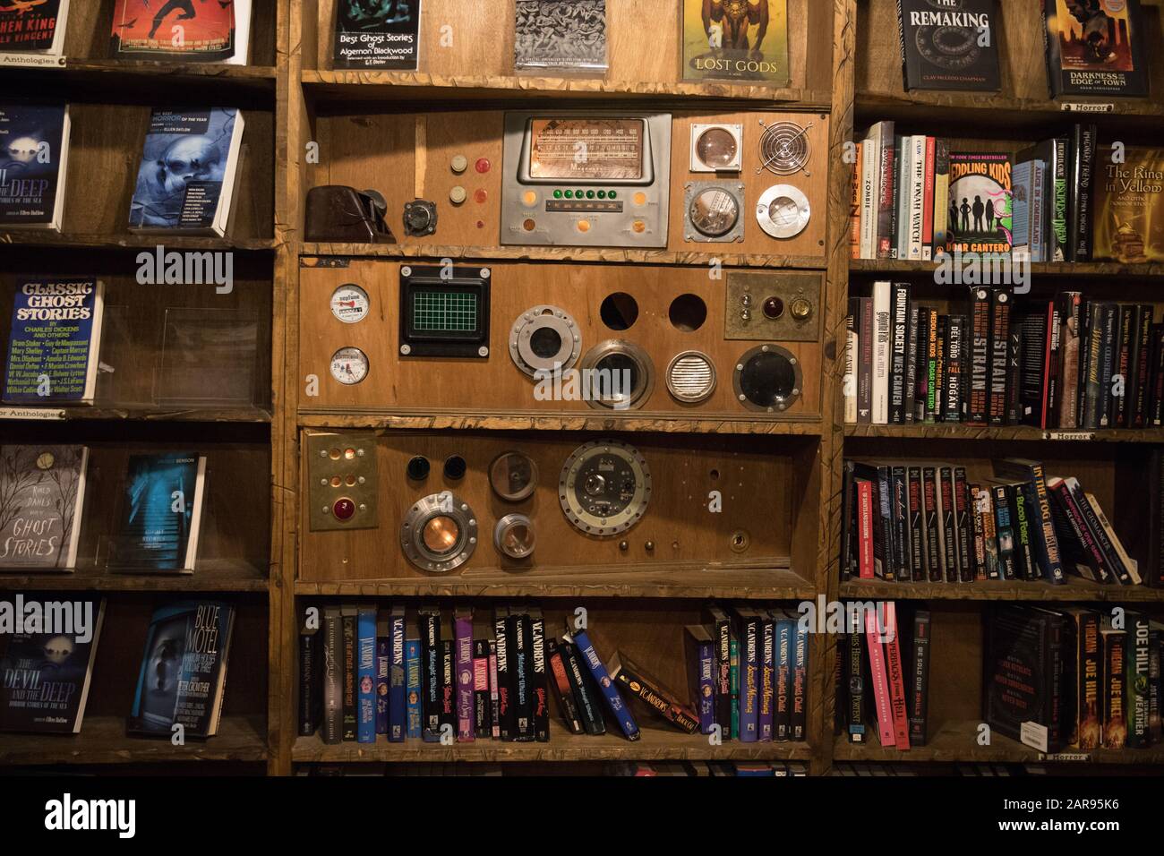 Bookstore vintage female hi-res stock photography and images - Alamy