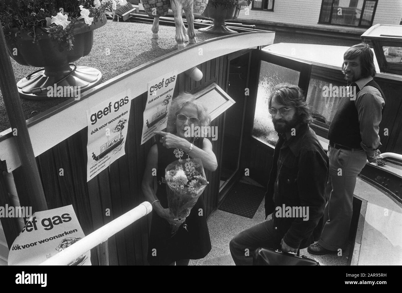 Alderman van Duijn connects the first houseboat to natural gas on the ...