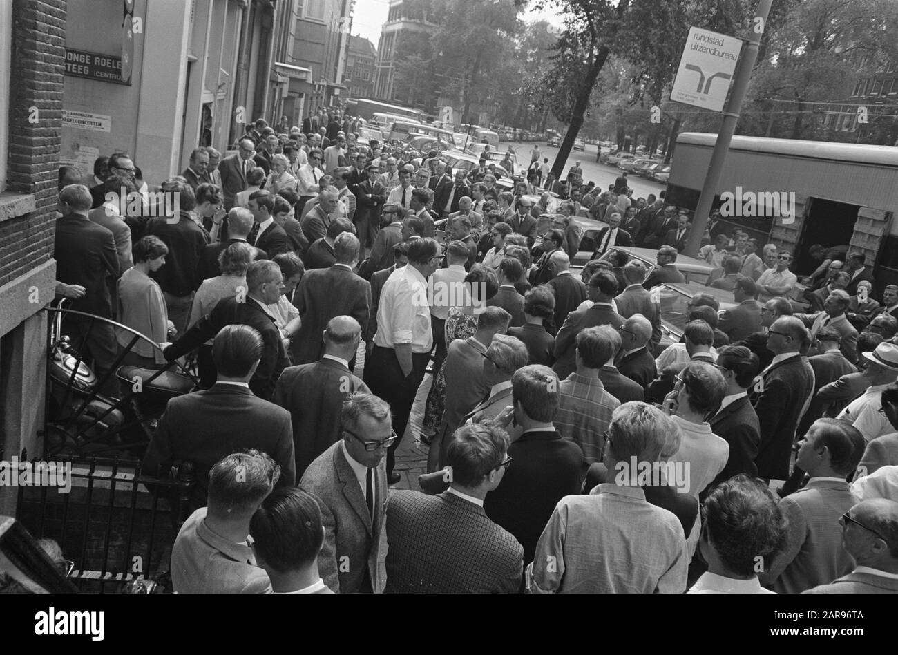 Many unknown people Black and White Stock Photos & Images - Alamy