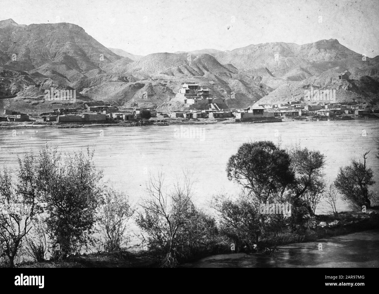 papierhout/steep lossoever/treeless terrain///Date: undated Location ...