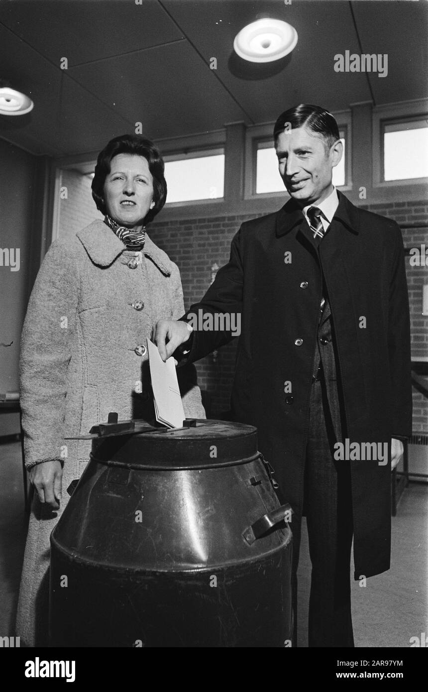 Voting structure Black and White Stock Photos & Images - Alamy