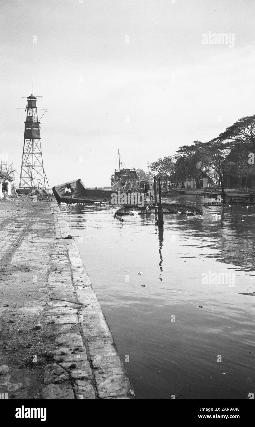 Various underw. Tjilatjap Destroyed and sunken vessels in a port Date ...