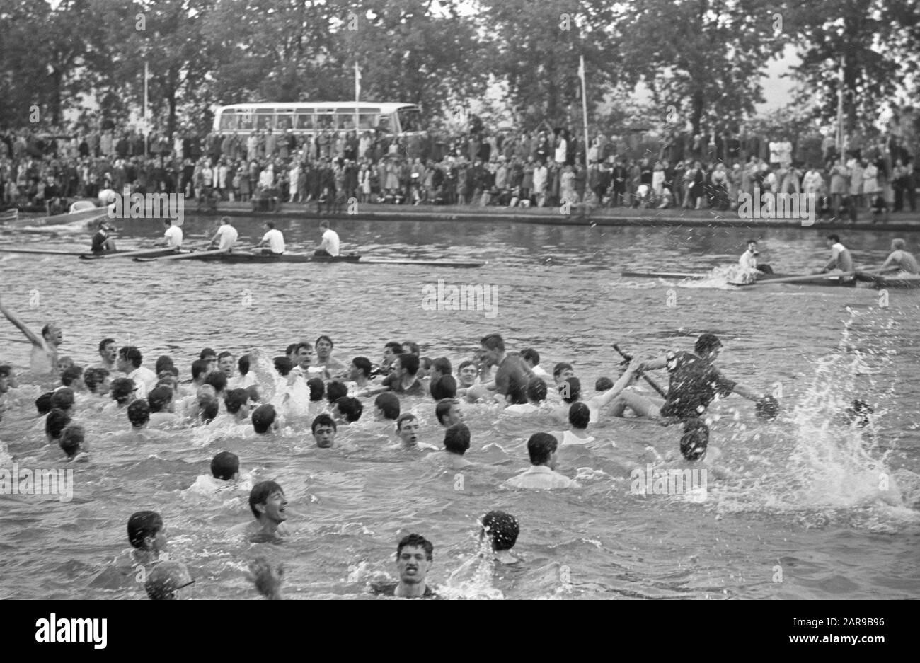Fifty-eightieth Varsity on Amsterdam-Rhine Canal. Low old four won main ...