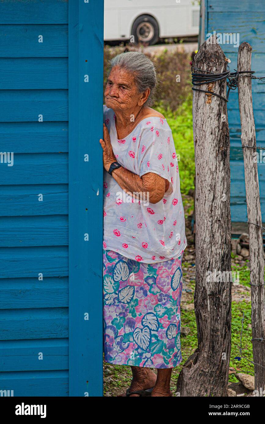 Dominican republic woman poverty hi-res stock photography and images ...