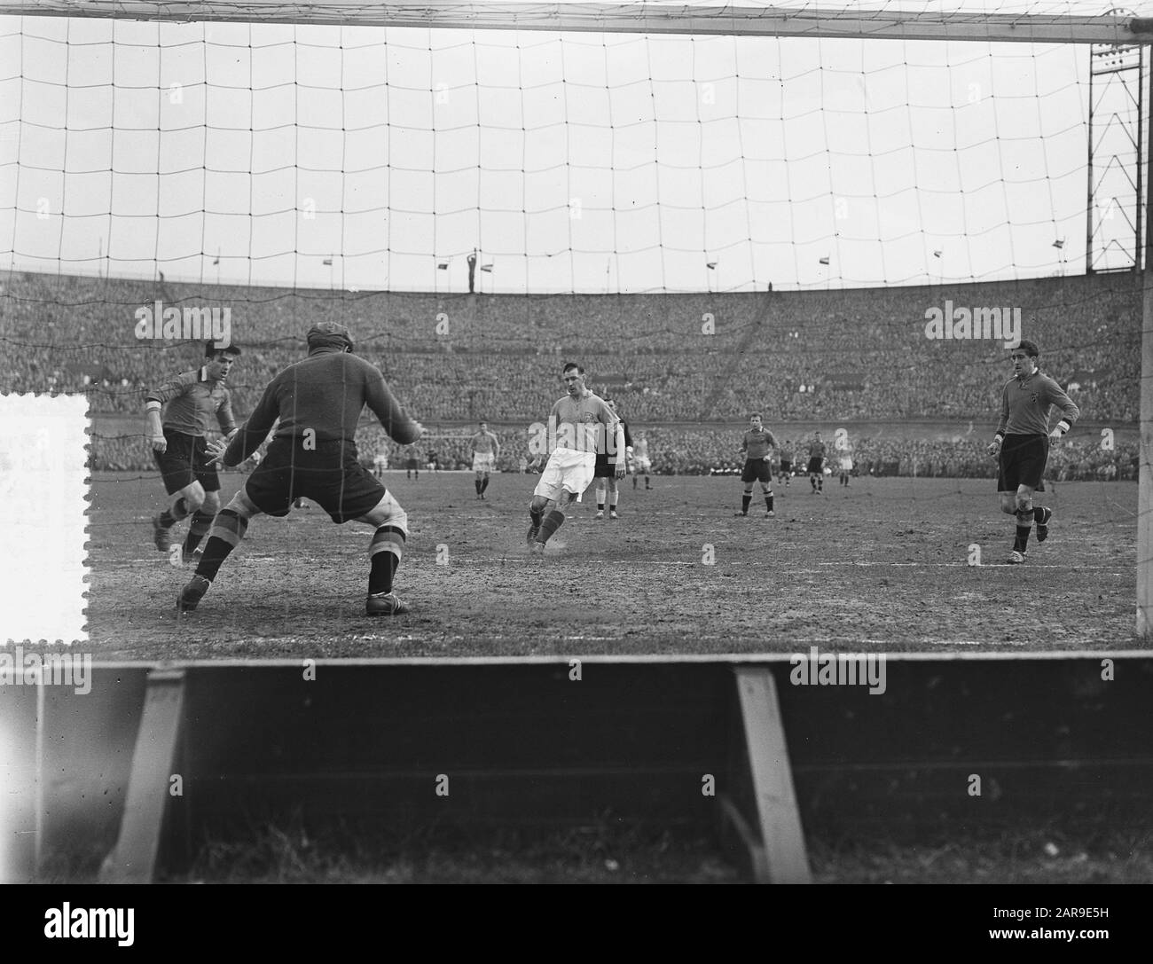 Football Holland vs. Belgium 1-0 Date: April 3, 1955 Keywords: sport ...