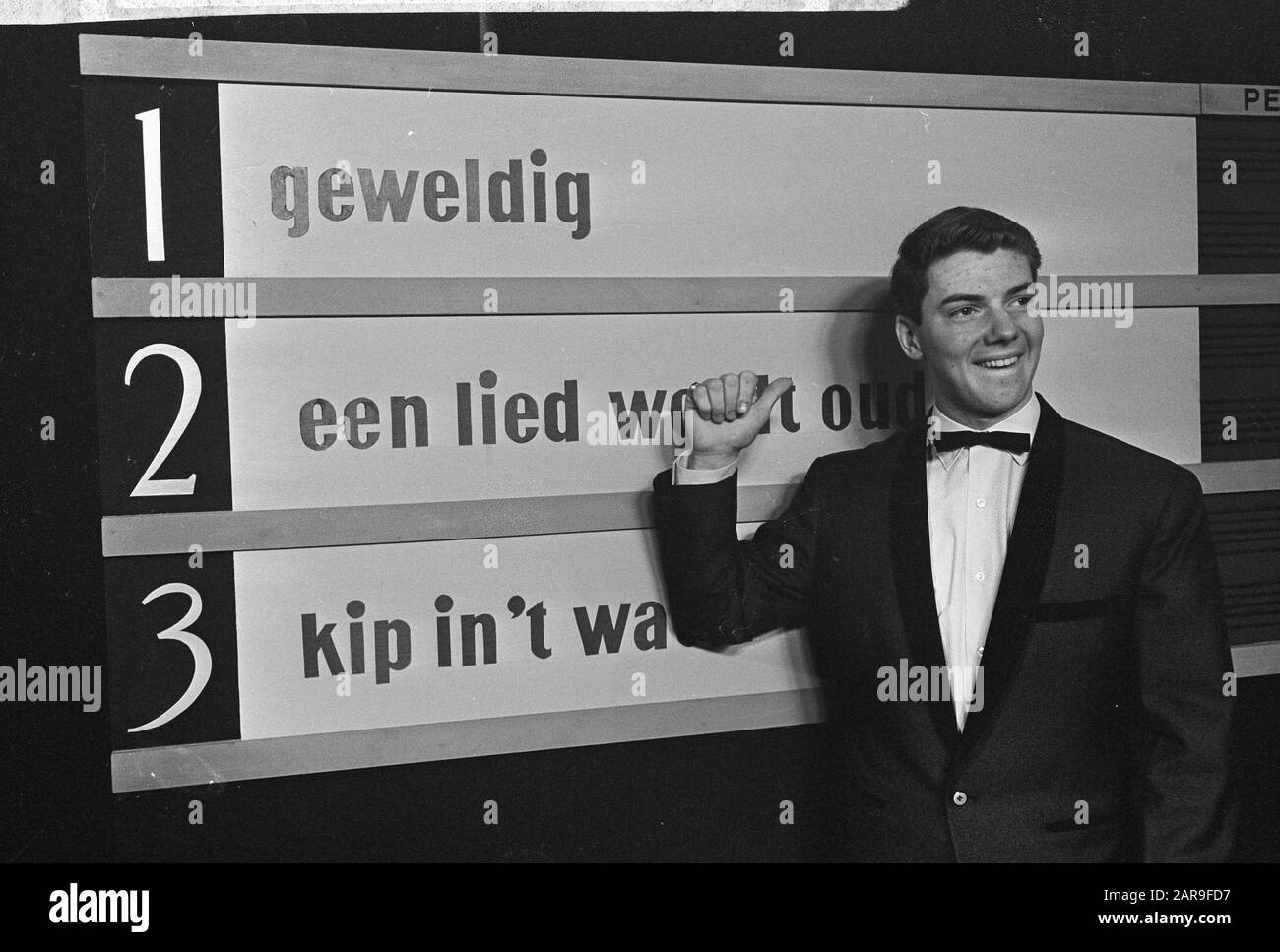 Preliminaries Final National Song Contest 1965, Ronnie Tober for board ...