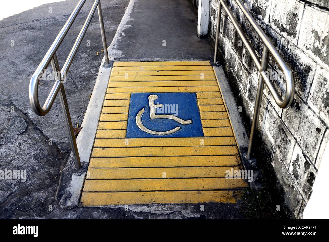 Wheelchair Ramp Sign High Resolution Stock Photography and Images - Alamy
