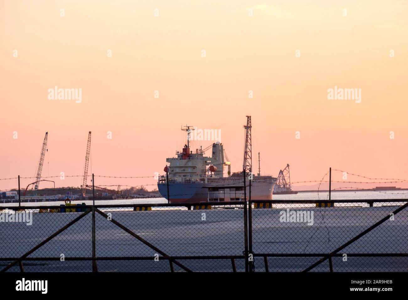 Large container ship side view hi-res stock photography and images - Alamy