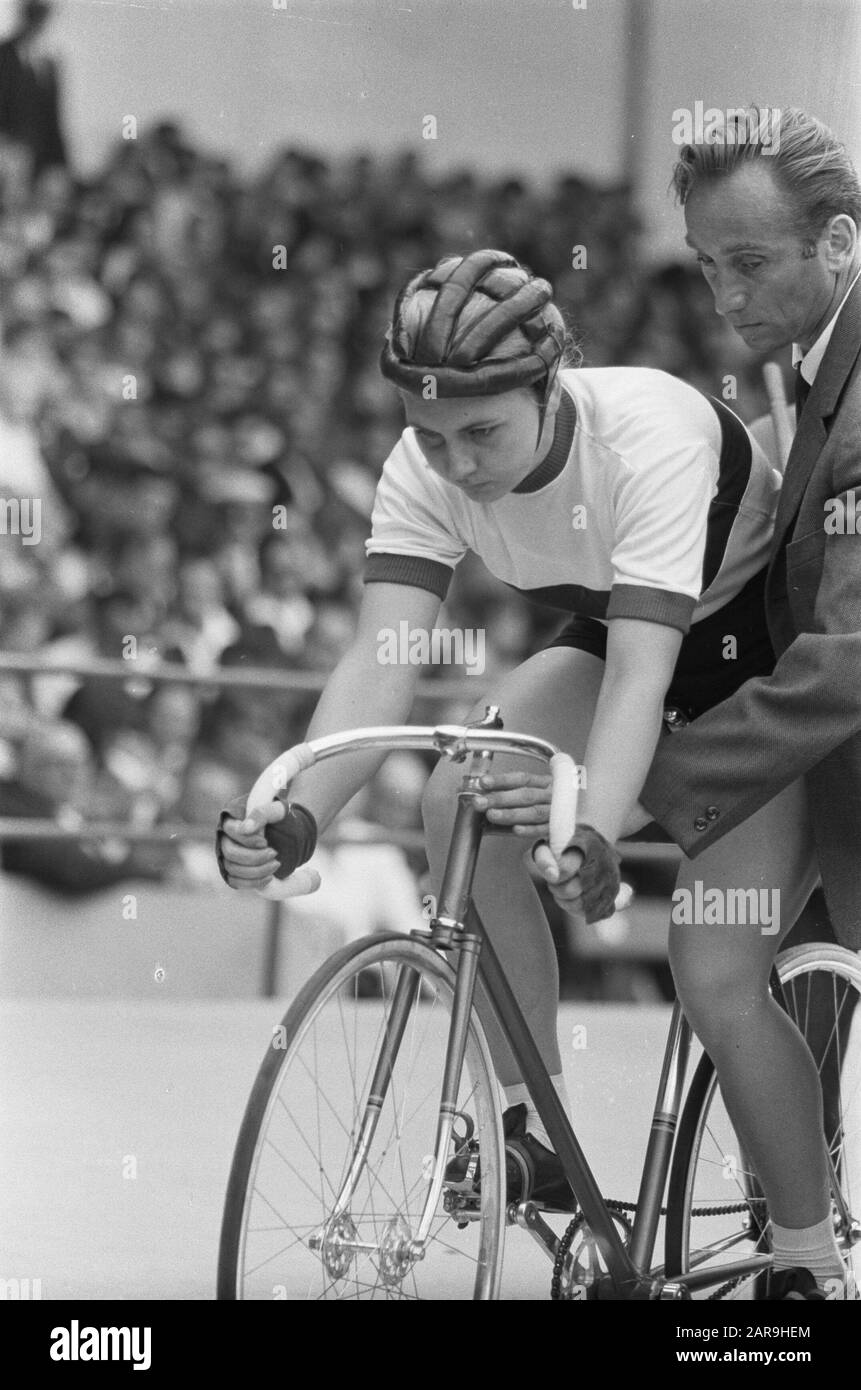 World class track sprinters hi-res stock photography and images - Alamy