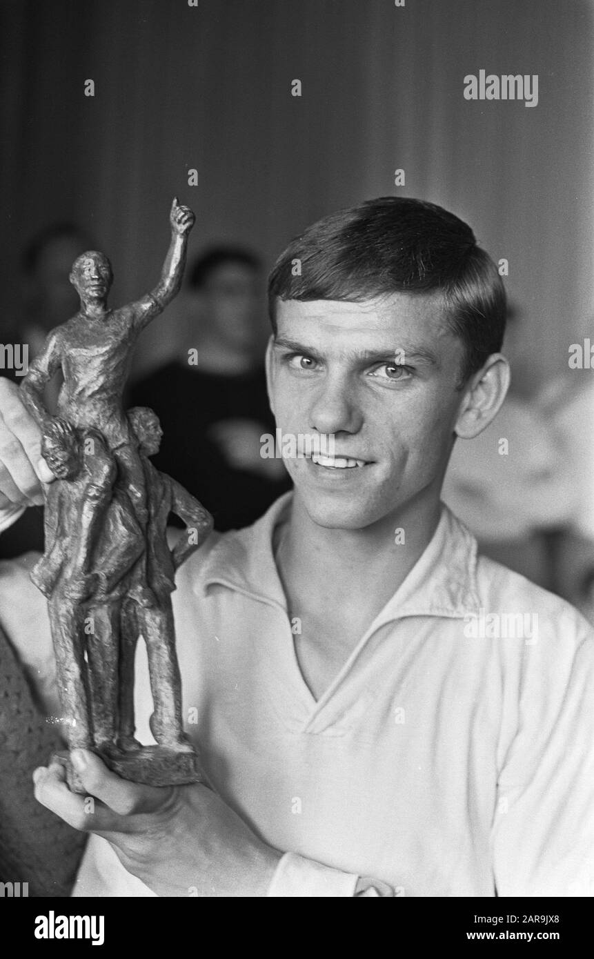 Willy Dullens footballer of the year, Willy Dullens with the figurine ...