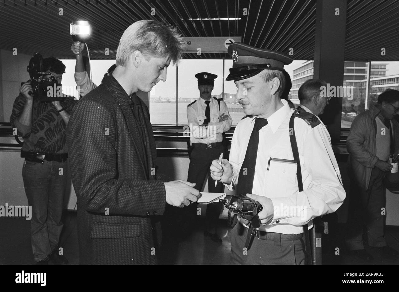 Wim Kieft arrives at Schiphol Date: 14 October 1985 Location: Noord ...