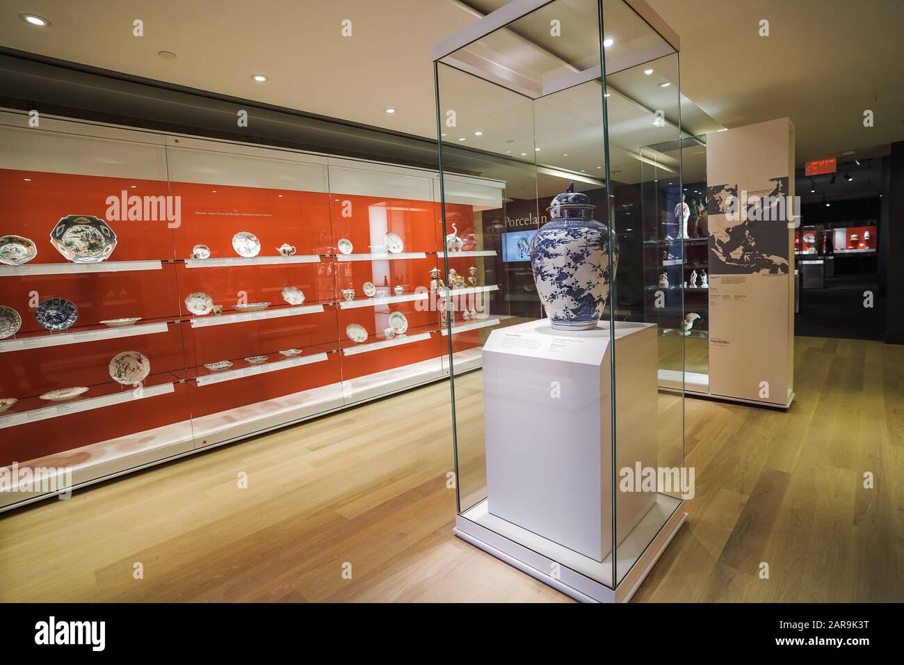 Chinese porcelain collection on display inside museum Stock Photo - Alamy