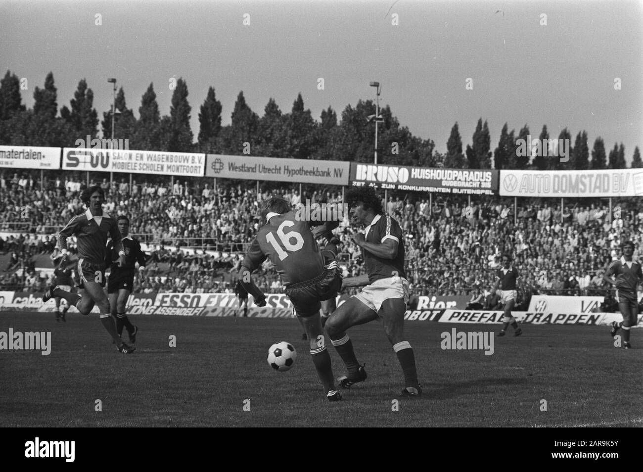 FC Utrecht - Excelsior 3-0 Wim van Hanegem (Utrecht) in duel with ...