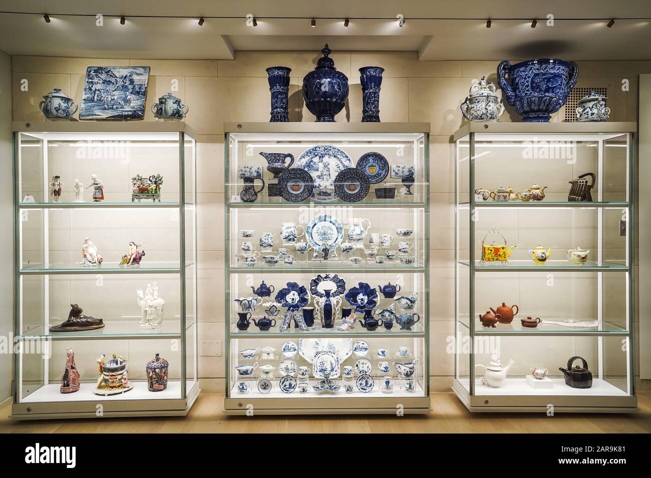 Chinese porcelain collection on display inside museum Stock Photo - Alamy