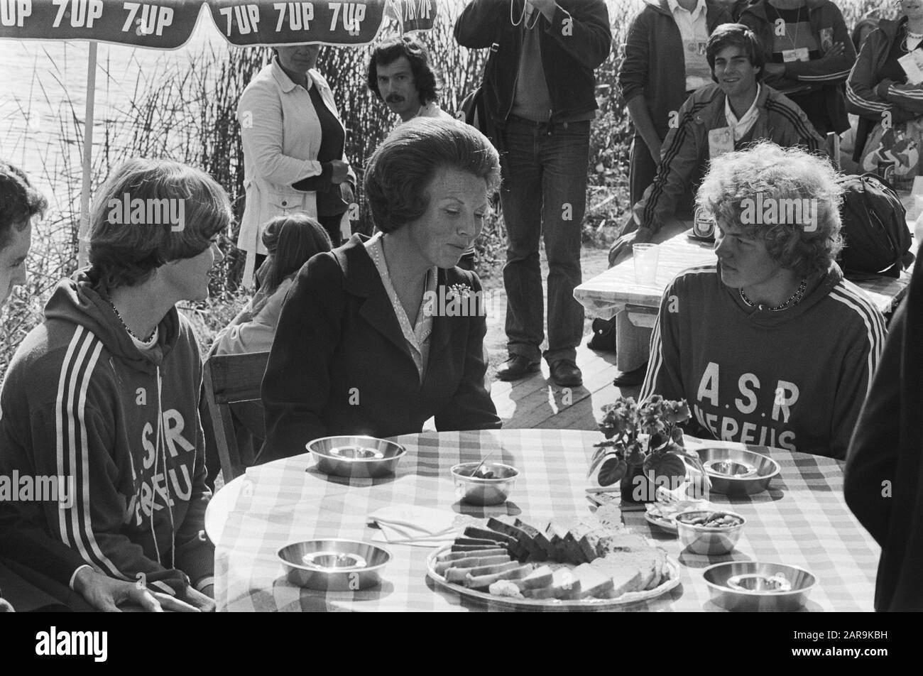 World Cup rowing Bosbaan; Princess Beatrix in conversation with Joke ...