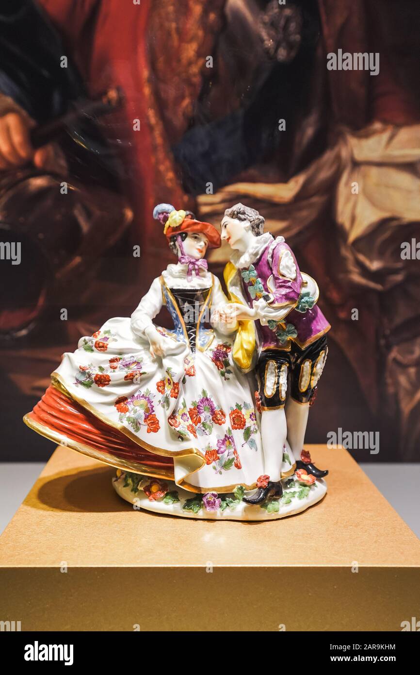 Porcelain figures hi-res stock photography and images - Alamy