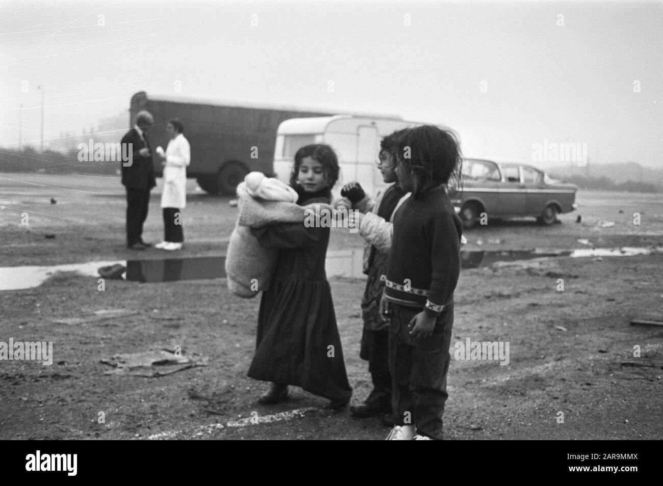 Gypsies (from Yugoslavia) stand with caravans at RAI Amsterdam Date: 26 ...