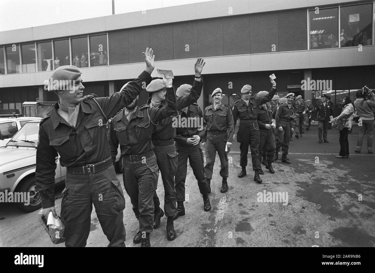 Waving dutchbat soldiers hi-res stock photography and images - Alamy