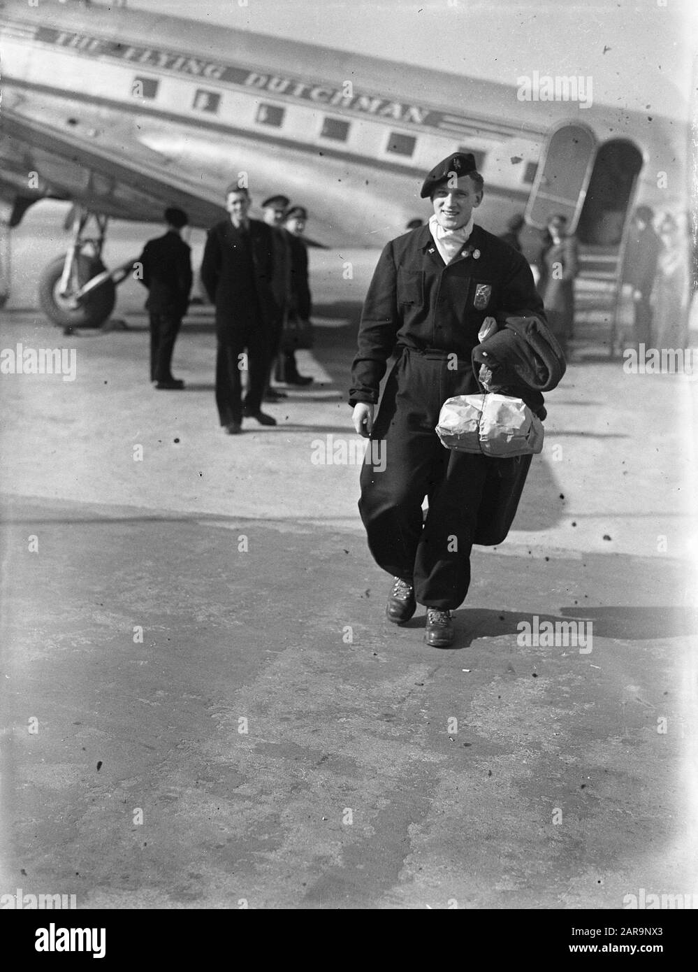 Back of plane landing Black and White Stock Photos & Images - Alamy