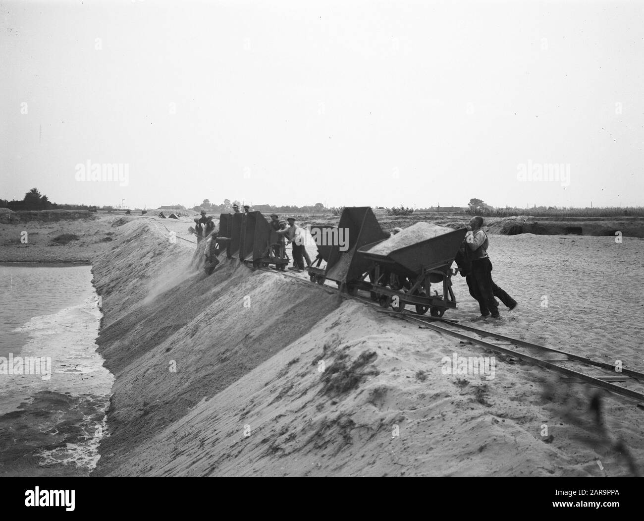 sand transport, tipping carts Date: undated Keywords: tipping carts ...