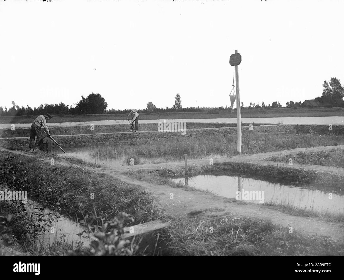 fishing, breeding ponds Date: undated Keywords: breeding ponds, fishing ...