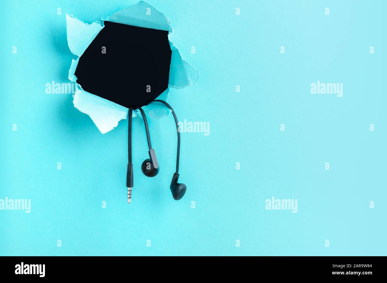 Ear in hole paper hi-res stock photography and images - Alamy