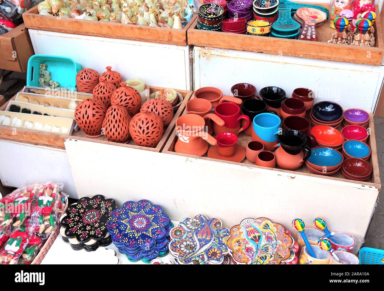 Traditional turkish souvenirs - ceramics cups, clay pots and fruits ...