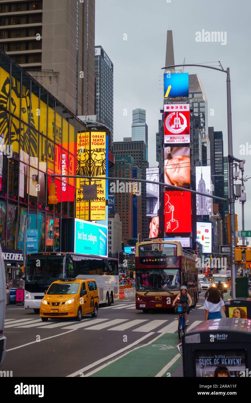 Timesquare hi-res stock photography and images - Alamy