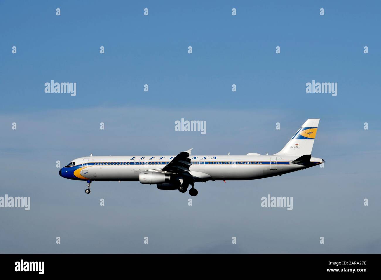 Lufthansa A321-321 Retro Livery, on approach, Munich Airport, Upper ...