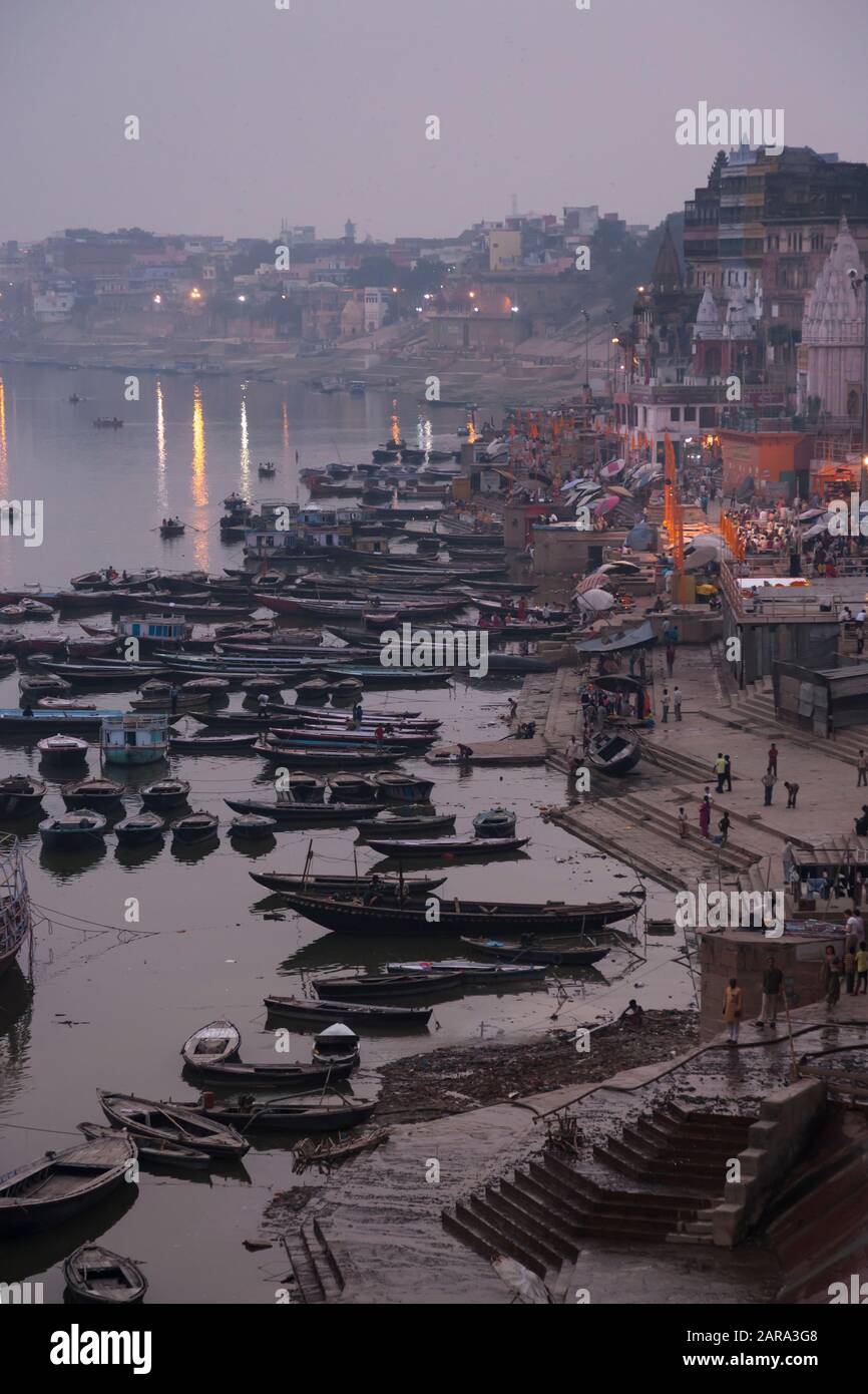 Varanasi night fog hi-res stock photography and images - Alamy