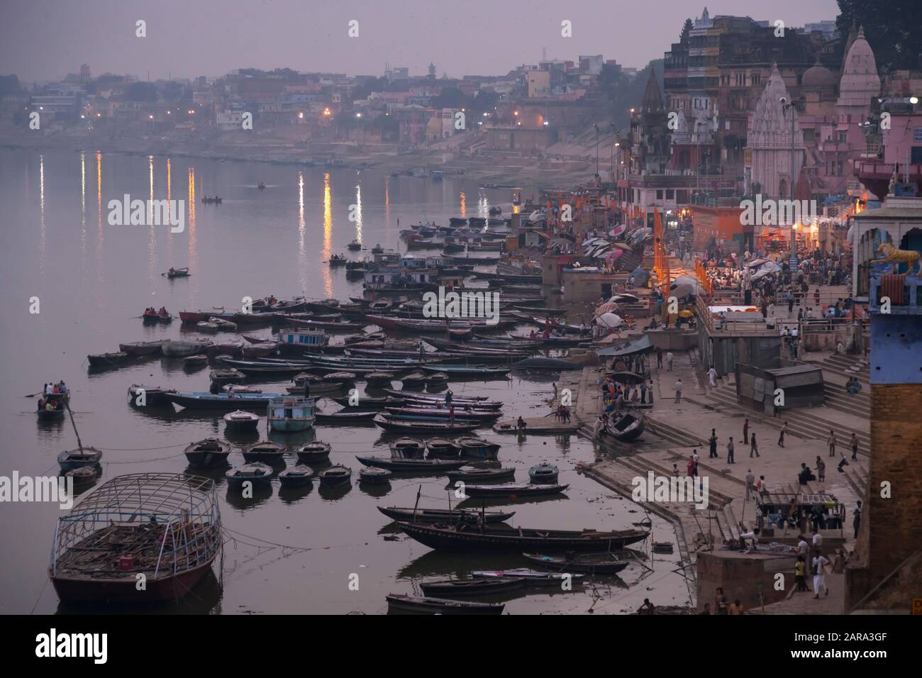 Varanasi night fog hi-res stock photography and images - Alamy