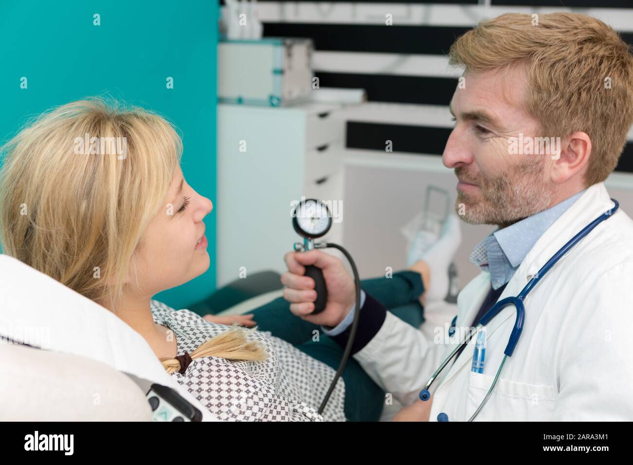 Doctor checking blood pressure of a patient hi-res stock photography ...