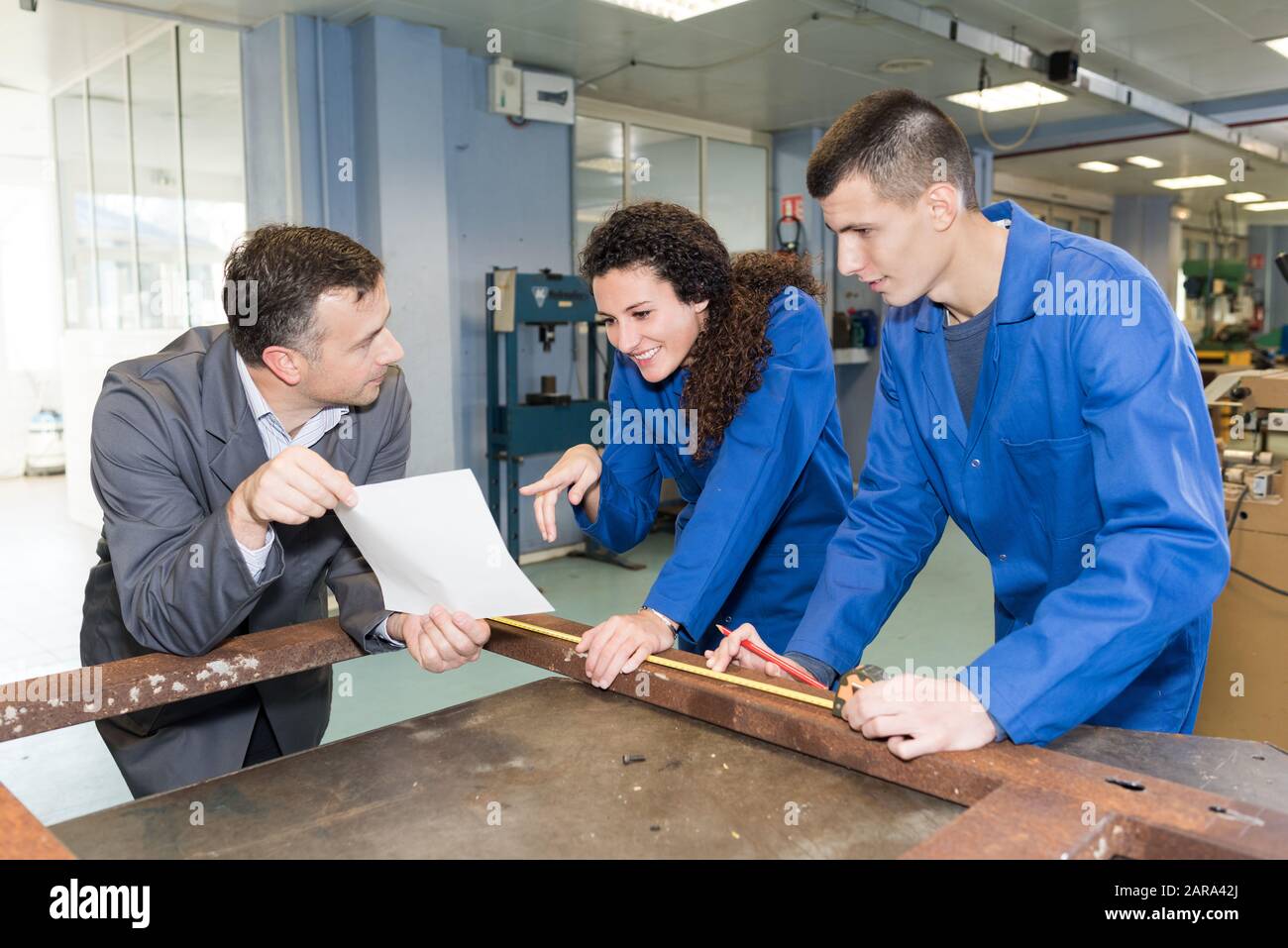 Male female workers measuring hi-res stock photography and images - Alamy