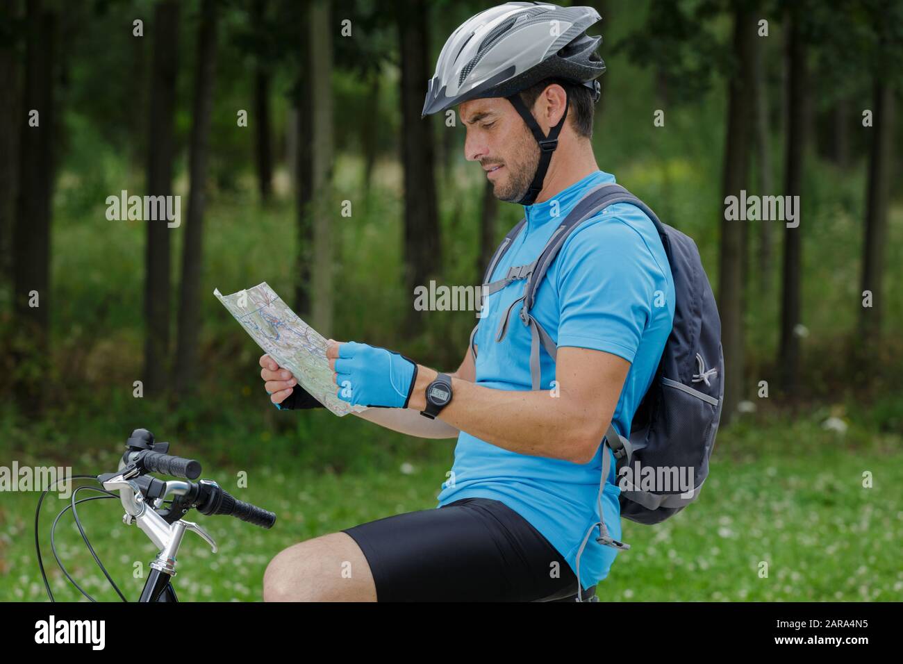 Biker looking at map hi-res stock photography and images - Alamy