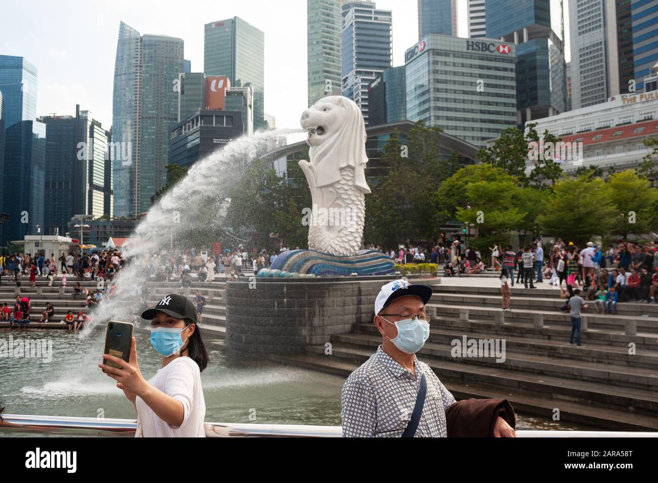 26.01.2020, Singapore, Republic of Singapore, Asia - Tourists cover ...