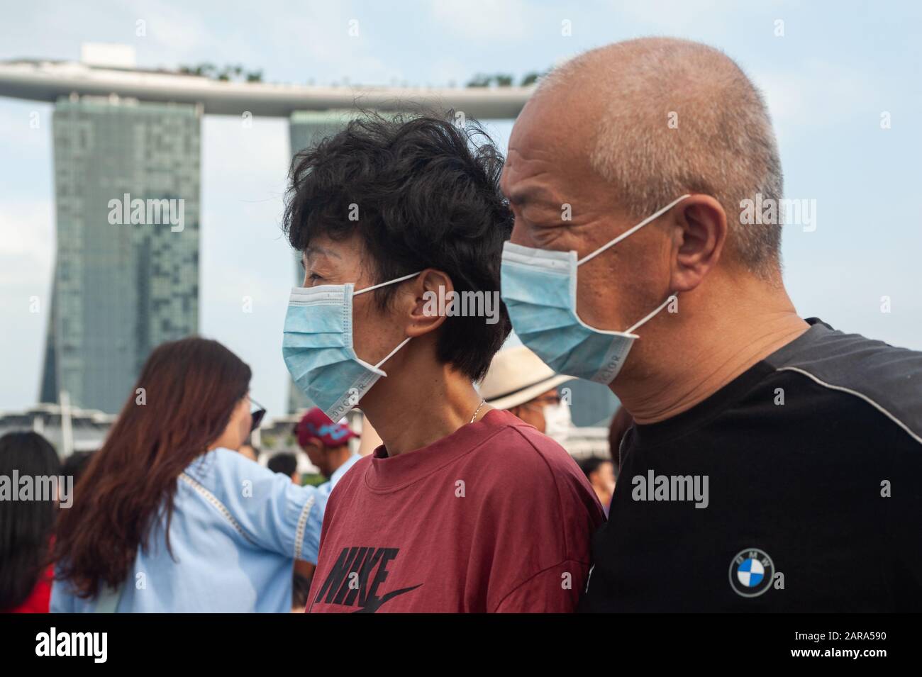 26.01.2020, Singapore, Republic of Singapore, Asia - Tourists cover ...