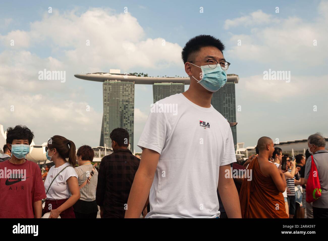 26.01.2020, Singapore, Republic of Singapore, Asia - Tourists cover ...