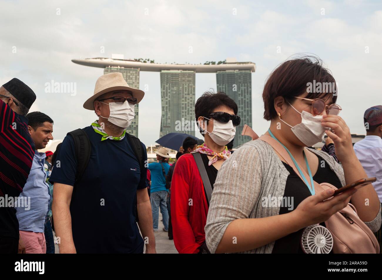 26.01.2020, Singapore, Republic of Singapore, Asia - Tourists cover ...