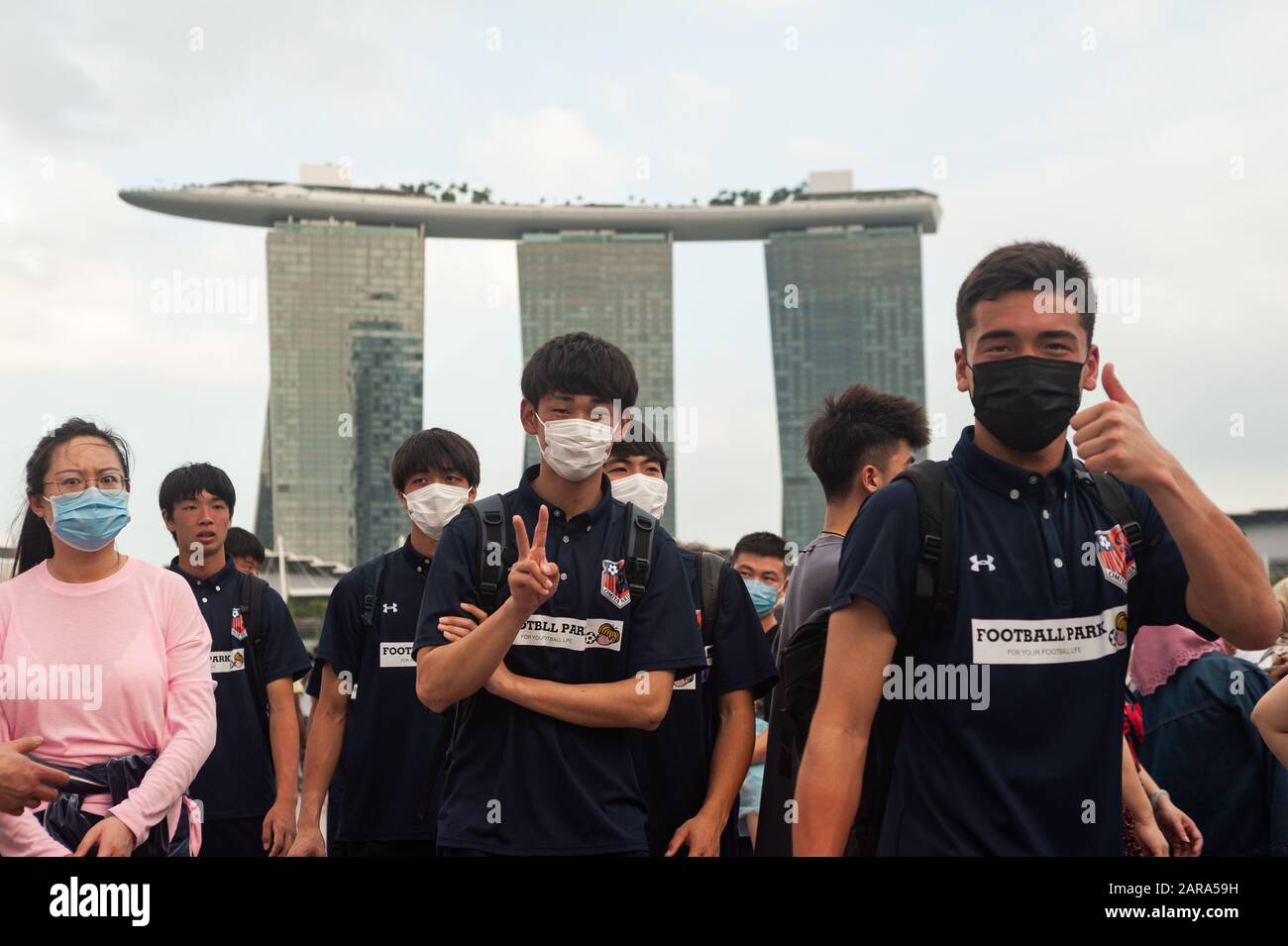 26.01.2020, Singapore, Republic of Singapore, Asia - Tourists cover ...