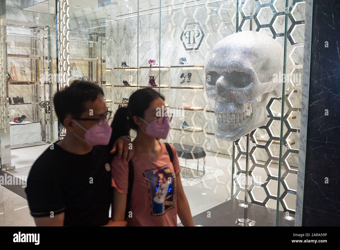 26.01.2020, Singapore, Republic of Singapore, Asia - People cover their ...