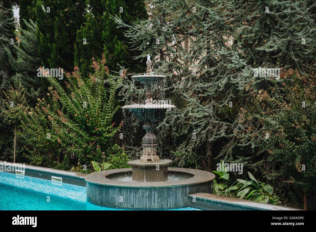 A magnificent fountain in the park, and there are many trees around ...