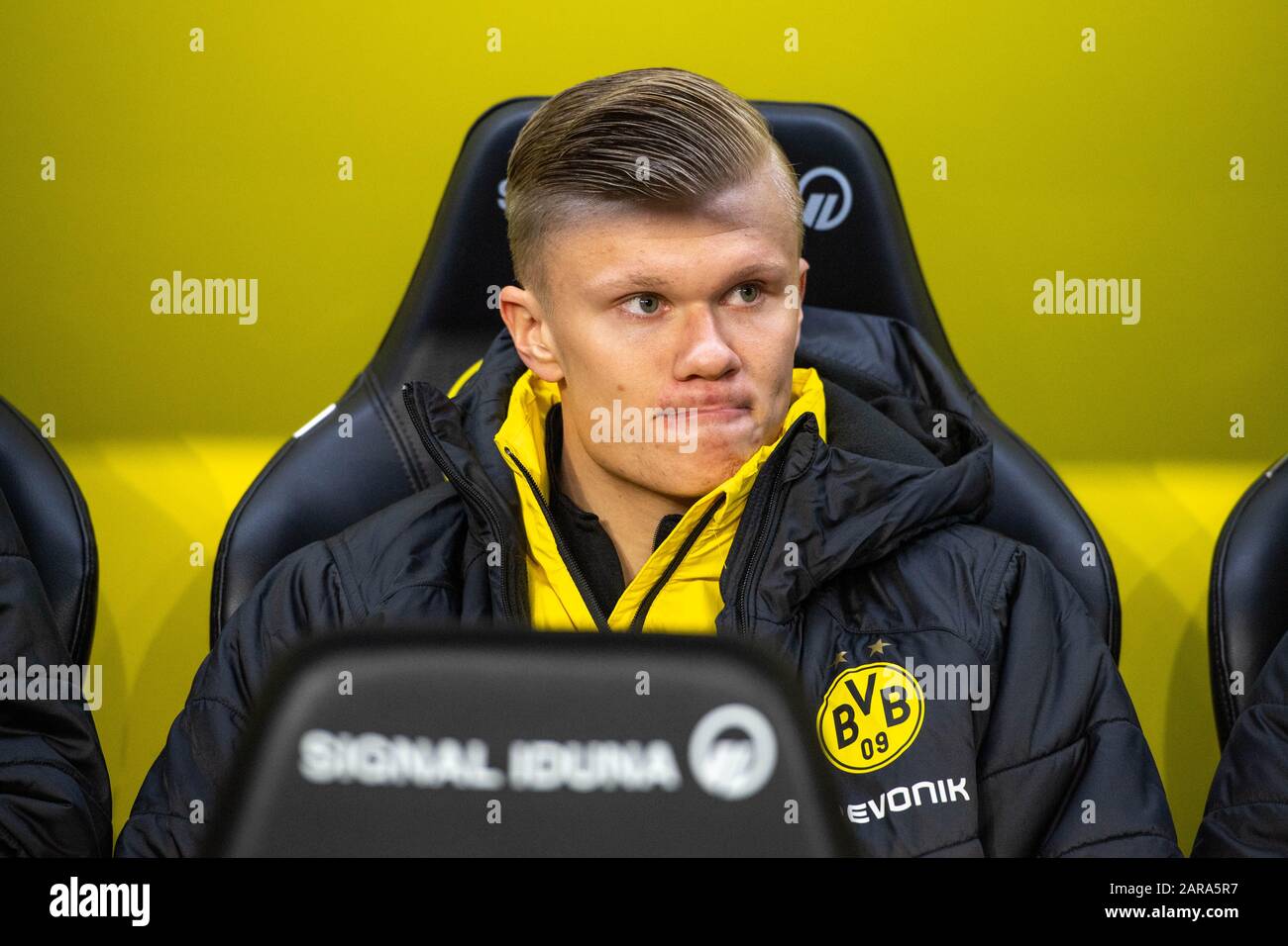 Eerling HAALAND (DO) sits on the bench, reserve spectator, sitting ...
