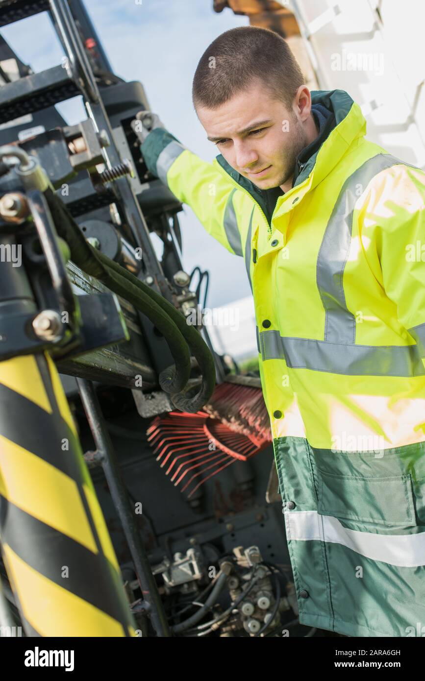 Forklift driver loading lorry hi-res stock photography and images - Alamy